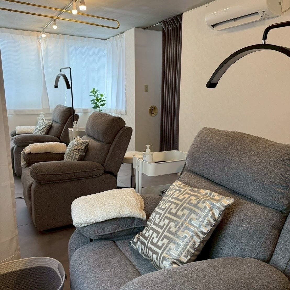 品川駅から徒歩4分、素敵な内装空間のレンタルシェアサロンの写真1