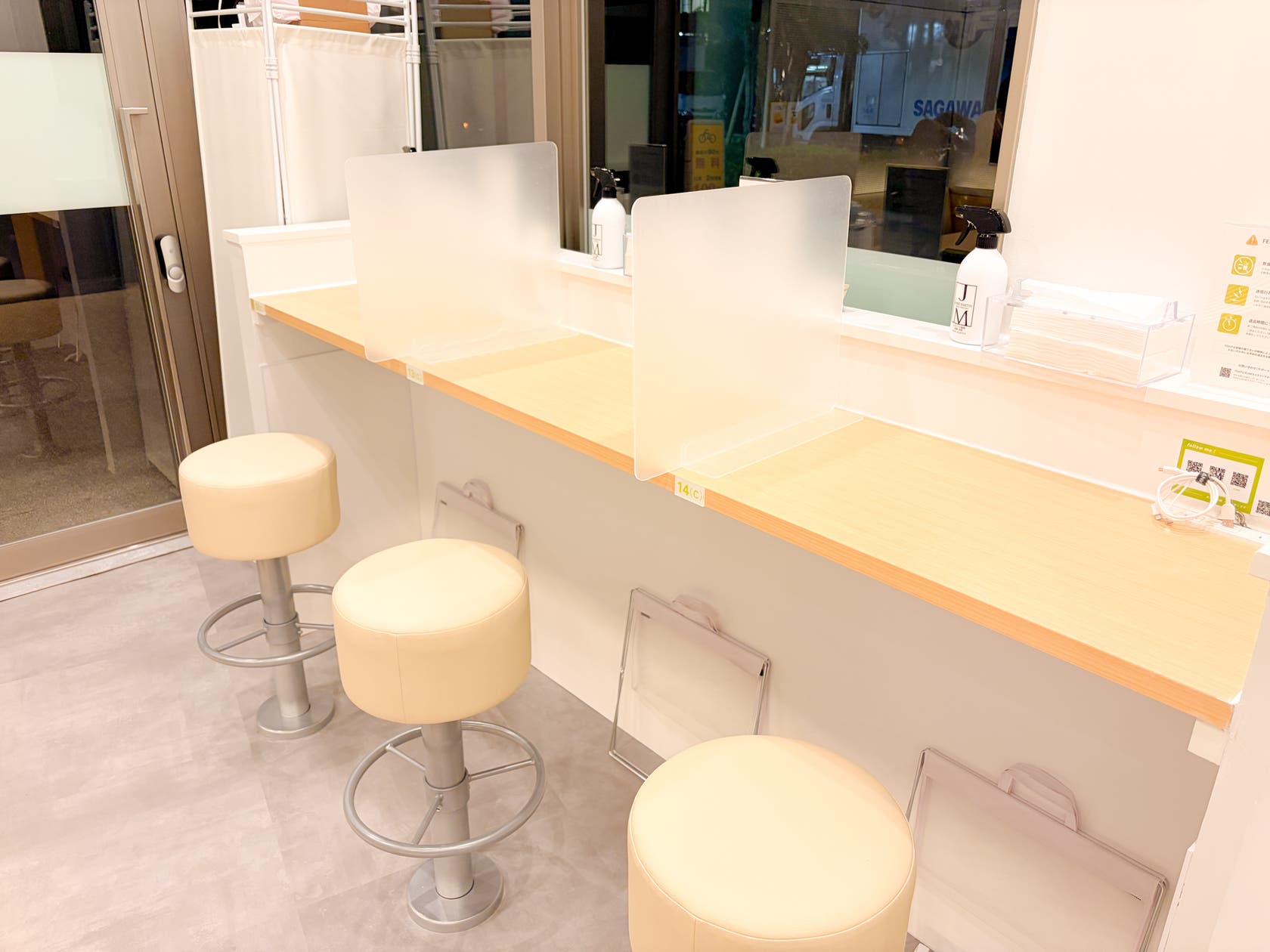 【武蔵小山駅徒歩1分｜24時間営業｜12Cブース】カウンター席／高速Wi-Fi／電源・充電／テレワーク・作業・勉強・休憩等の写真1