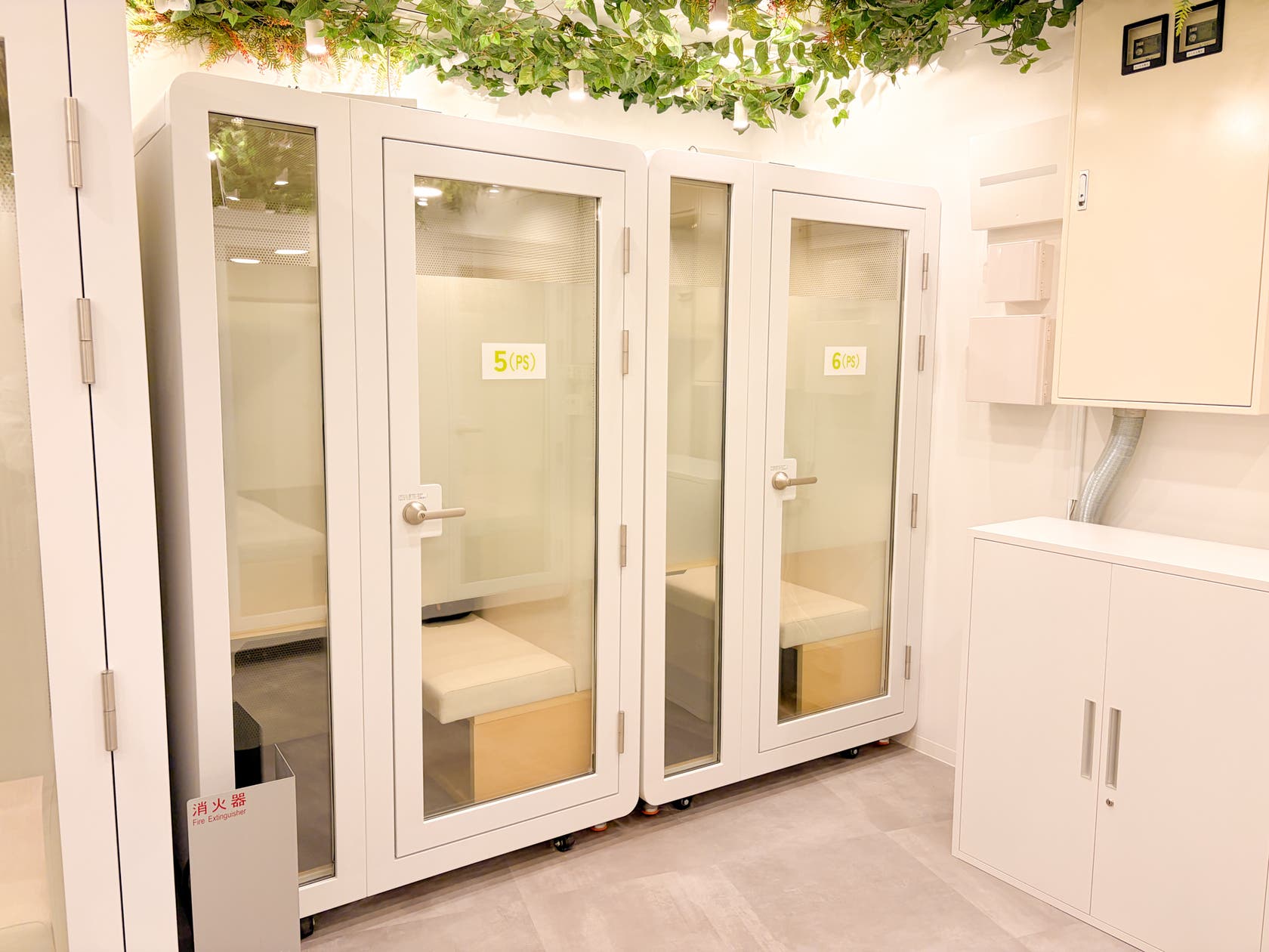 【武蔵小山駅徒歩1分｜24時間営業｜12Cブース】カウンター席／高速Wi-Fi／電源・充電／テレワーク・作業・勉強・休憩等の写真11