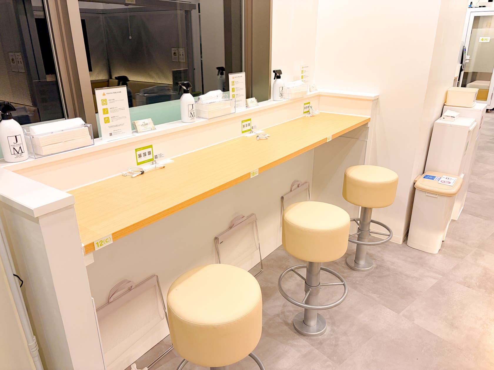 【武蔵小山駅徒歩1分｜24時間営業｜14Cブース】カウンター席／高速Wi-Fi／電源・充電／テレワーク・作業・勉強・休憩等の写真2