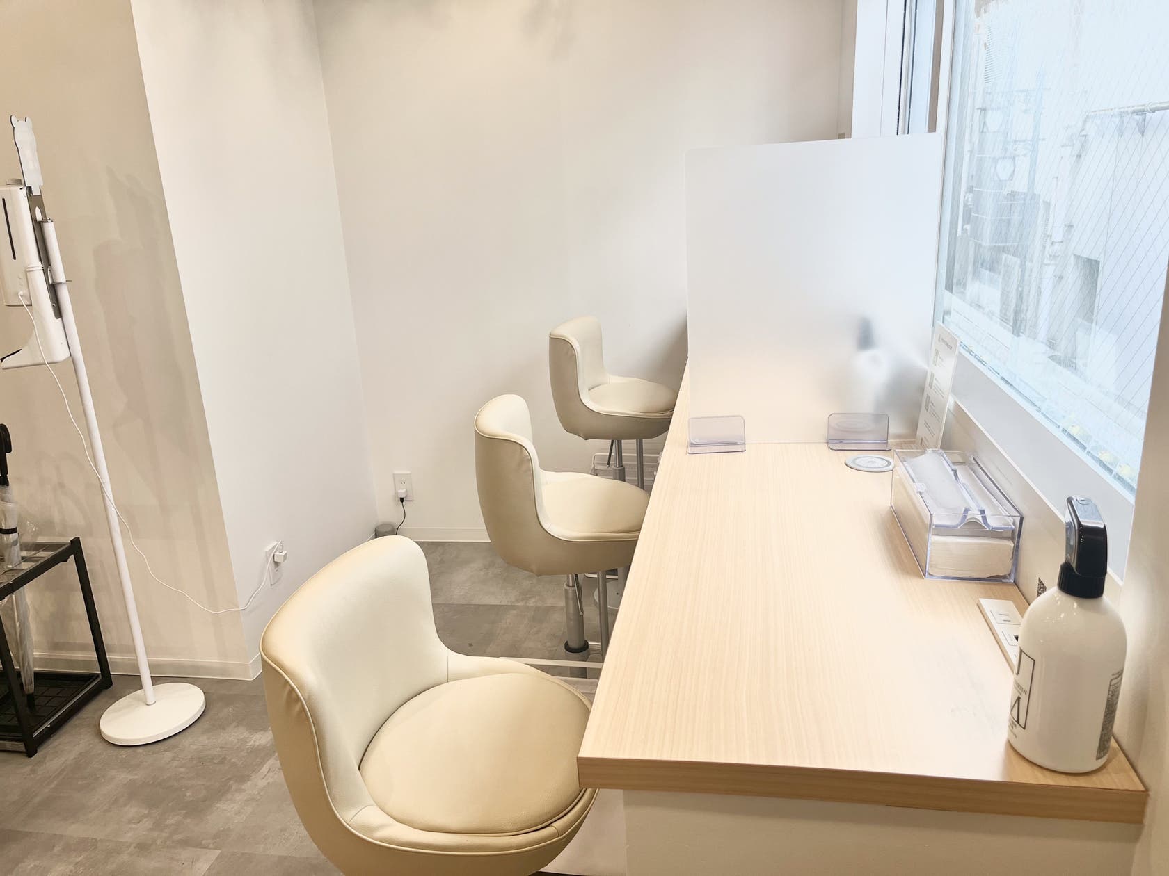 【上野駅徒歩1分｜24時間営業｜1Cブース】カウンター席／高速Wi-Fi／電源・充電／テレワーク・作業・勉強・休憩等の写真2