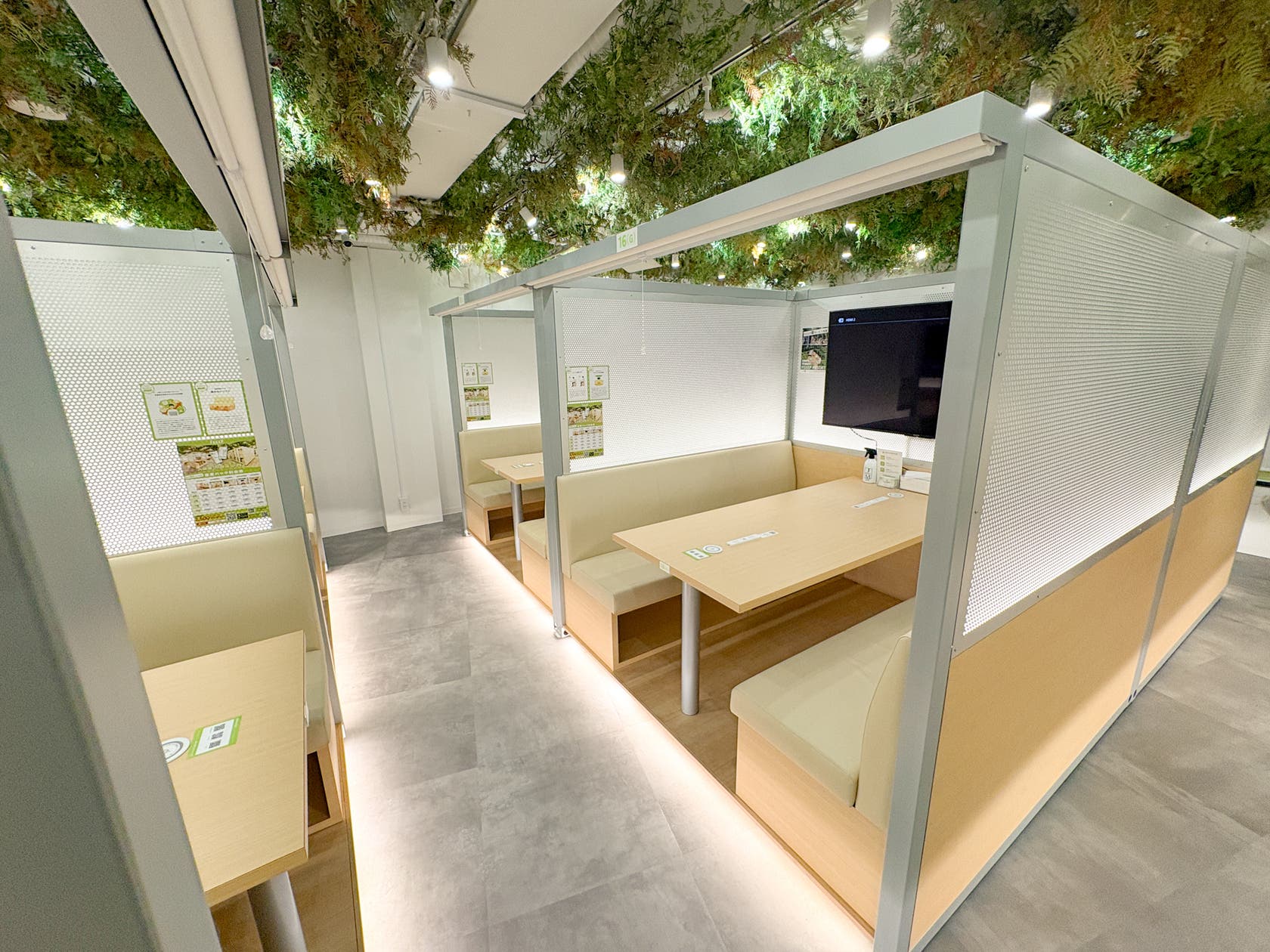 【上野駅徒歩1分｜24時間営業｜1Cブース】カウンター席／高速Wi-Fi／電源・充電／テレワーク・作業・勉強・休憩等の写真9