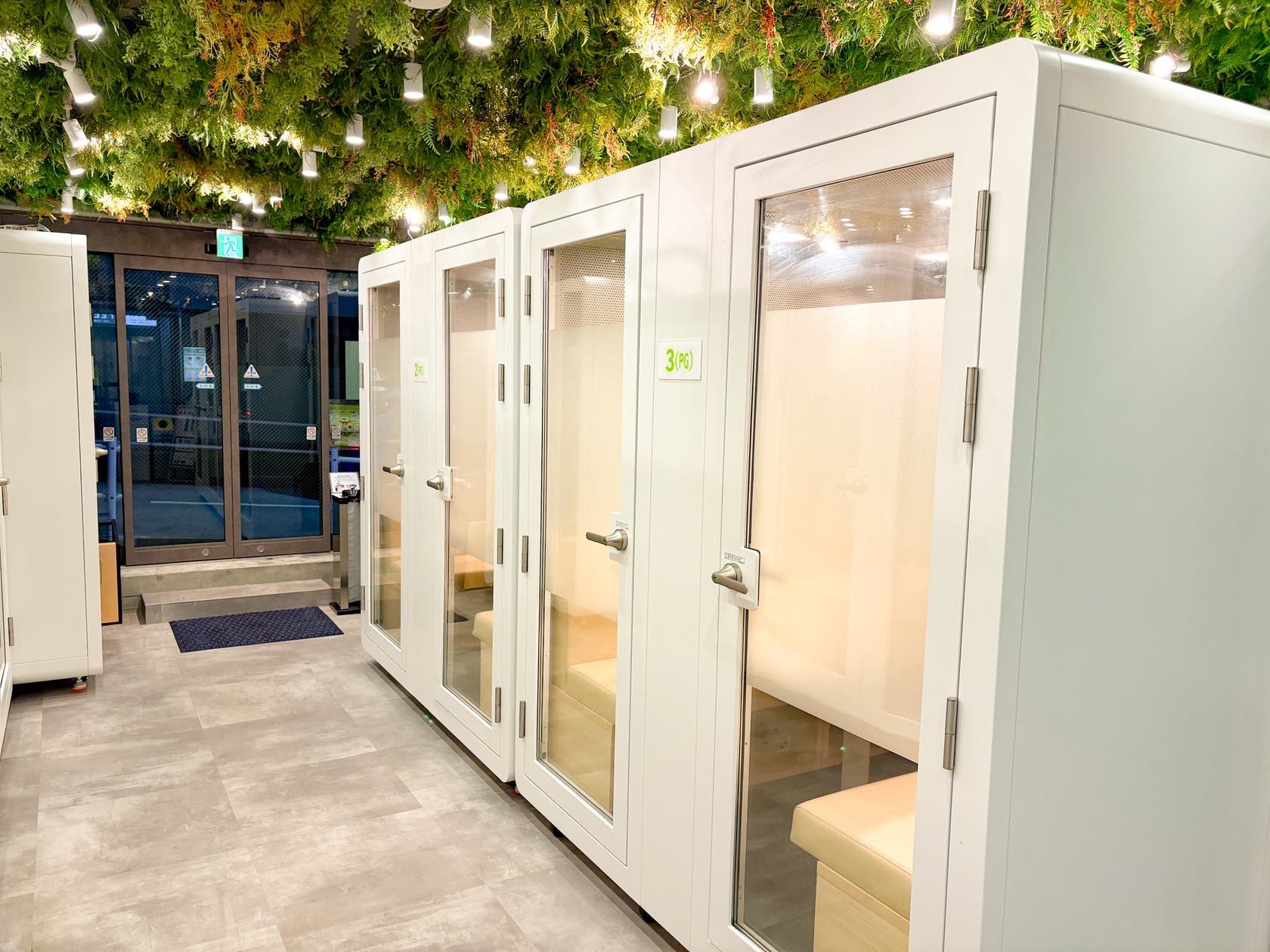 【飯田橋駅徒歩1分｜24時間営業｜13PSブース】高速Wi-Fi／31.5型モニター／充電／web商談・面接・テレワーク等の写真15