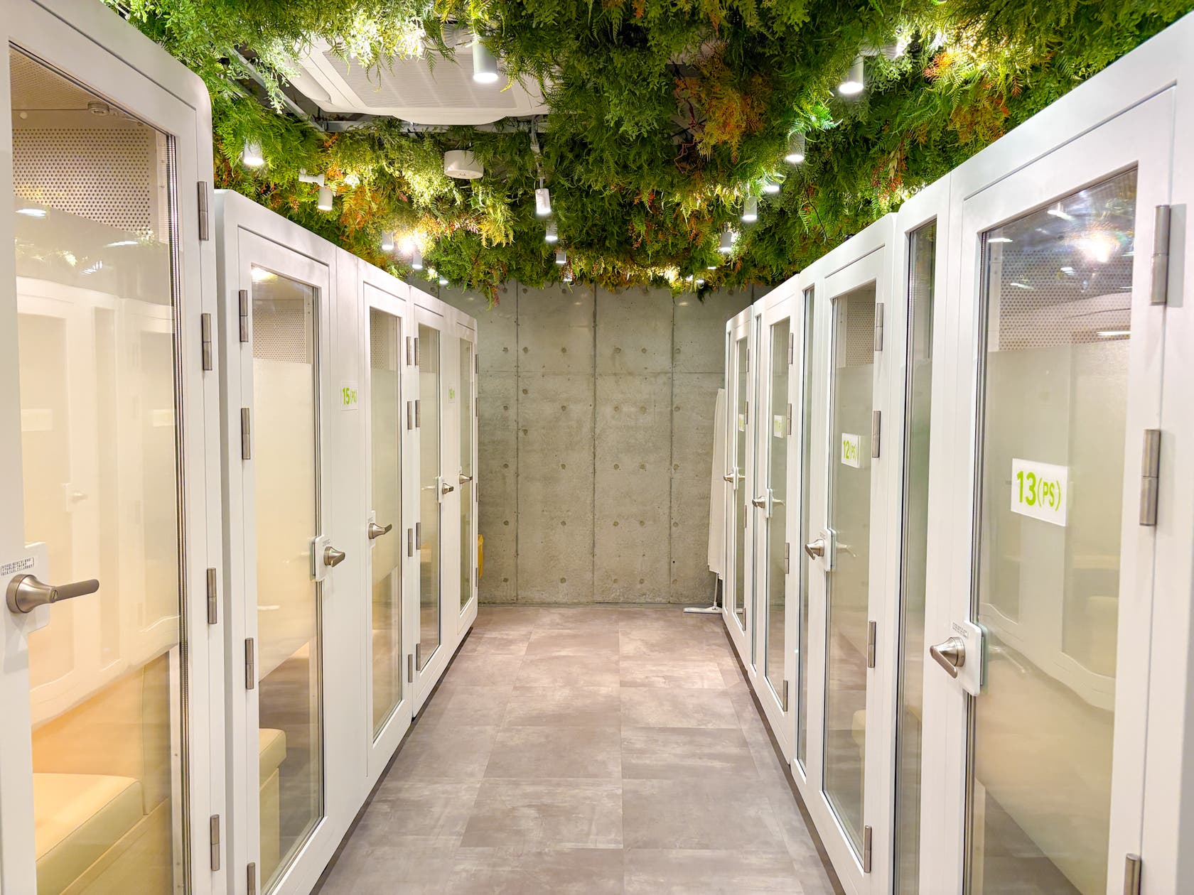 【飯田橋駅徒歩1分｜24時間営業｜9PSブース】高速Wi-Fi／31.5型モニター／充電／web商談・面接・テレワーク等の写真18