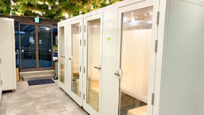 【飯田橋駅徒歩1分|24時間営業|8PSブース】高速Wi-Fi/31.5型モニター/充電/web商談・面接・テレワーク等の写真15