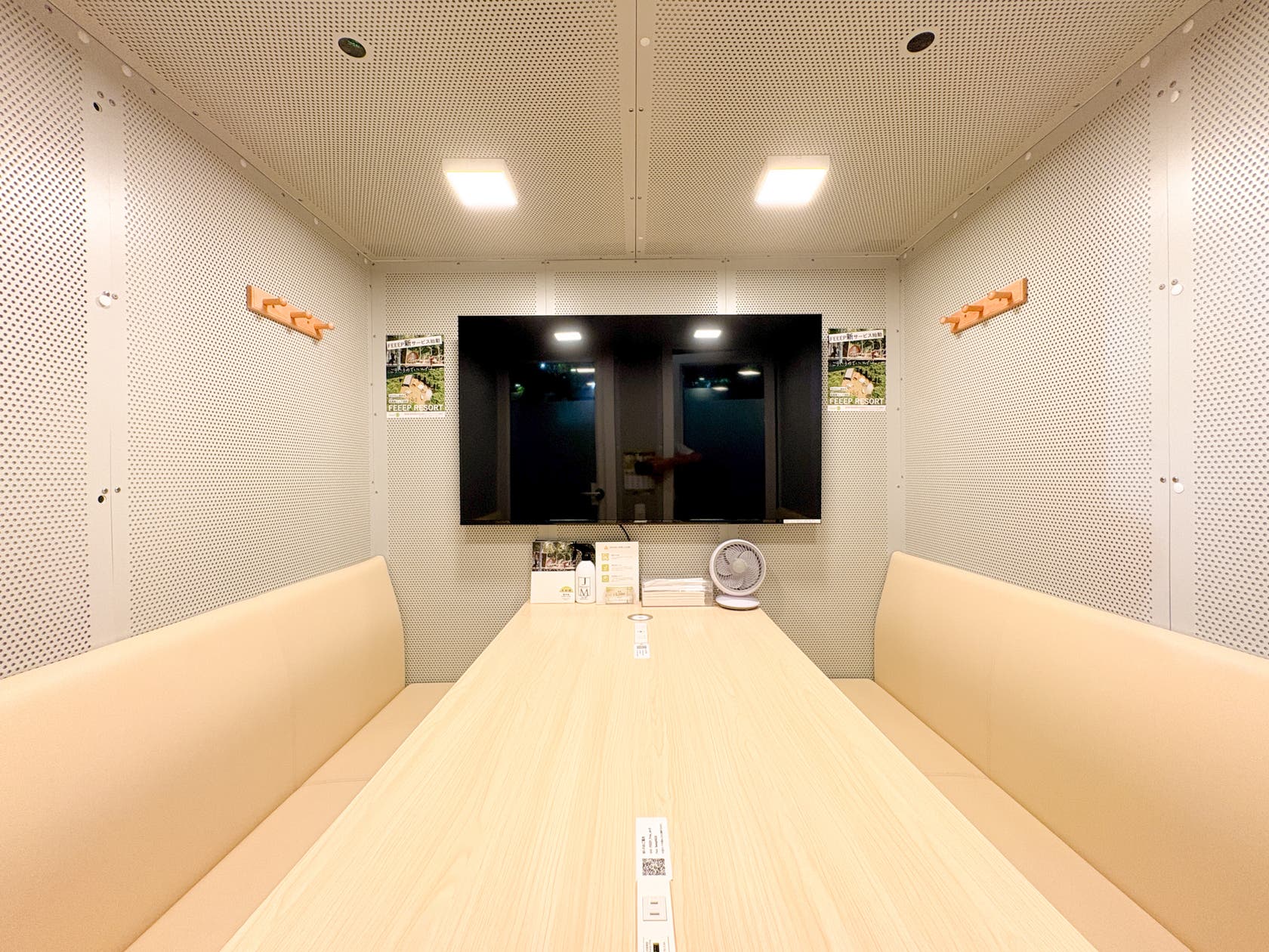 【飯田橋駅徒歩1分｜24時間営業｜2PGブース】最大6名／防音完全個室／高速Wi-Fi／55型モニタ／会議・商談・面接・作業等の写真1