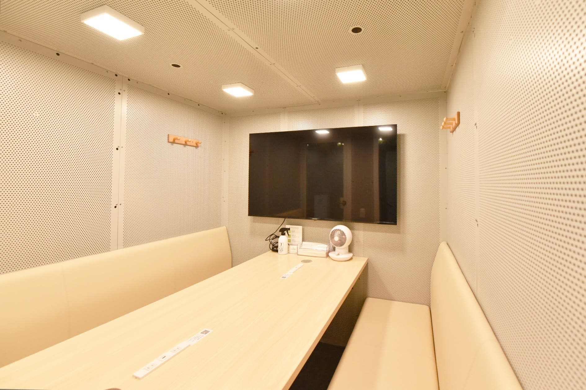 【飯田橋駅徒歩1分｜24時間営業｜16PGブース】最大6名／防音完全個室／高速Wi-Fi／55型モニタ／会議・商談・面接・作業等の写真3