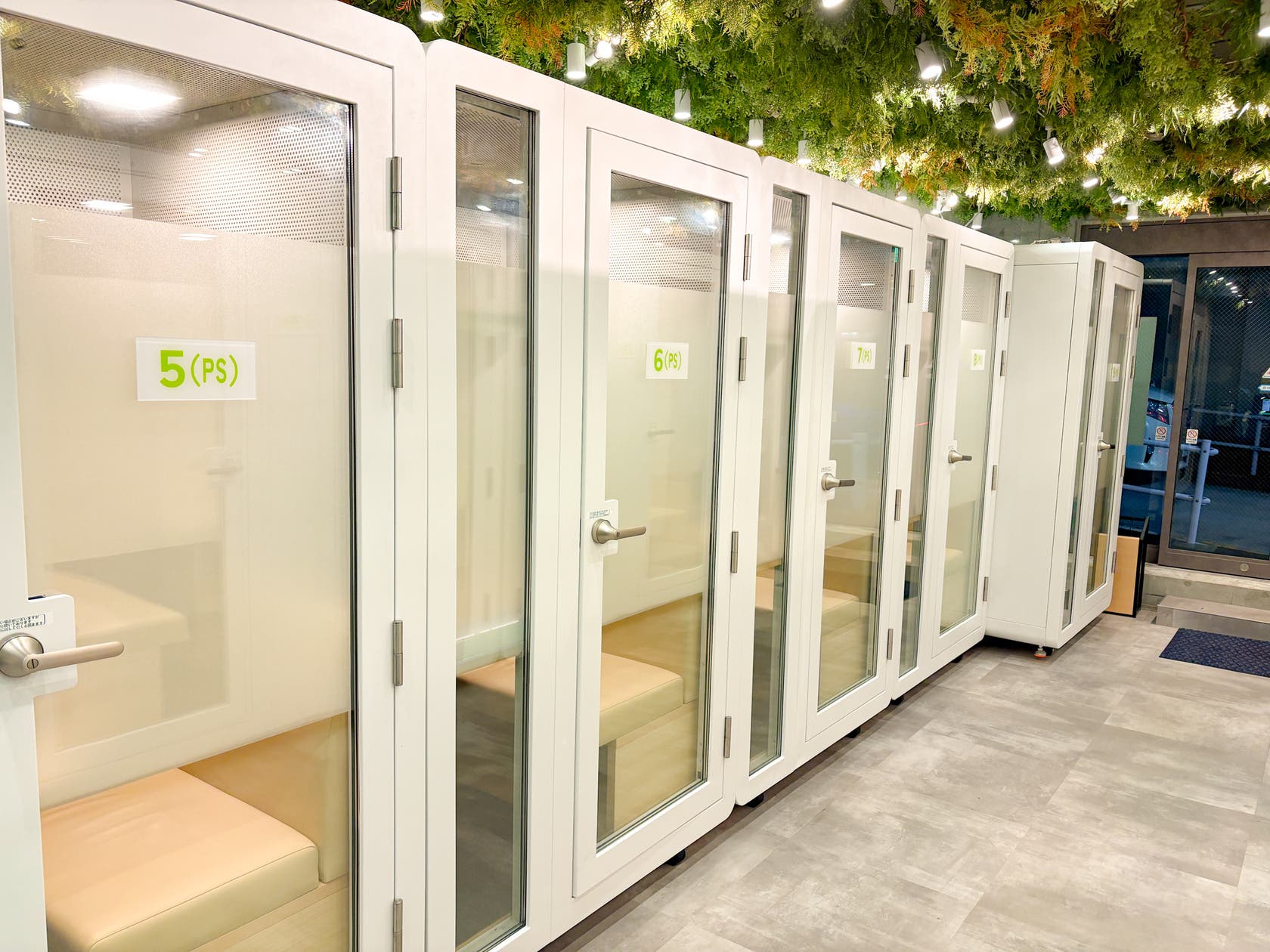 【飯田橋駅徒歩1分｜24時間営業｜15PGブース】最大6名／防音完全個室／高速Wi-Fi／55型モニタ／会議・商談・面接・作業等の写真14