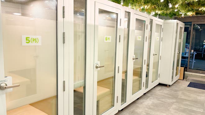 【飯田橋駅徒歩1分|24時間営業|15PGブース】最大6名/防音完全個室/高速Wi-Fi/55型モニタ/会議・商談・面接・作業等の写真14