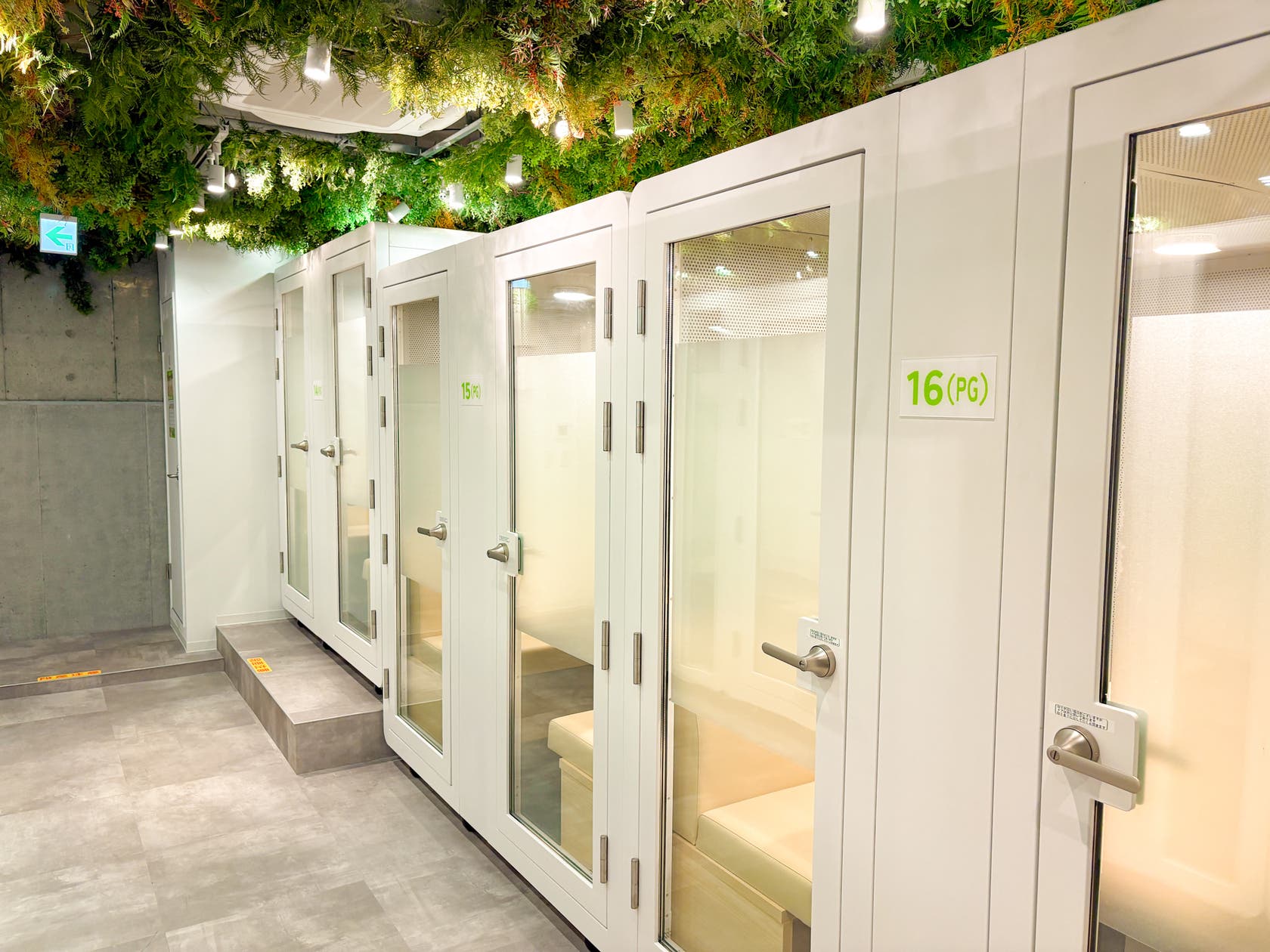 【飯田橋駅徒歩1分｜24時間営業｜16PGブース】最大6名／防音完全個室／高速Wi-Fi／55型モニタ／会議・商談・面接・作業等の写真18