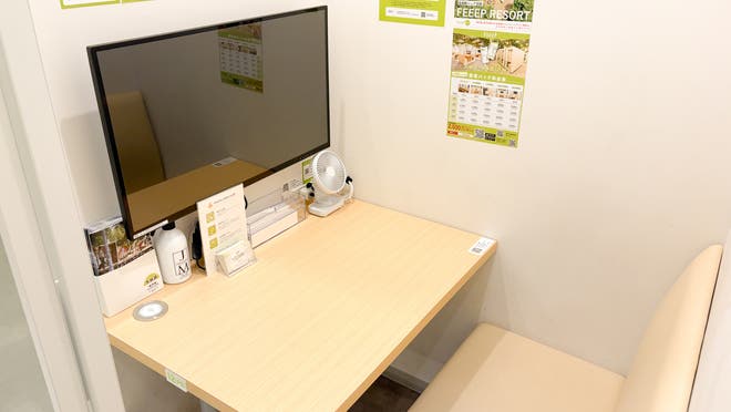 【池袋駅徒歩1分|24時間営業|11PSブース】防音完全個室/31.5型モニター/充電/web商談・面接・MTG・テレワーク等の写真1