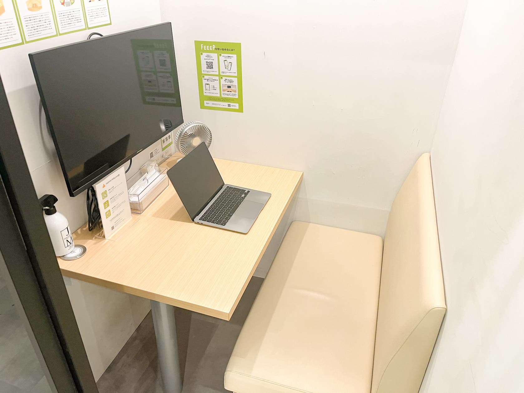 【池袋駅徒歩1分｜24時間営業｜11PSブース】防音完全個室／31.5型モニター／充電／web商談・面接・MTG・テレワーク等の写真2