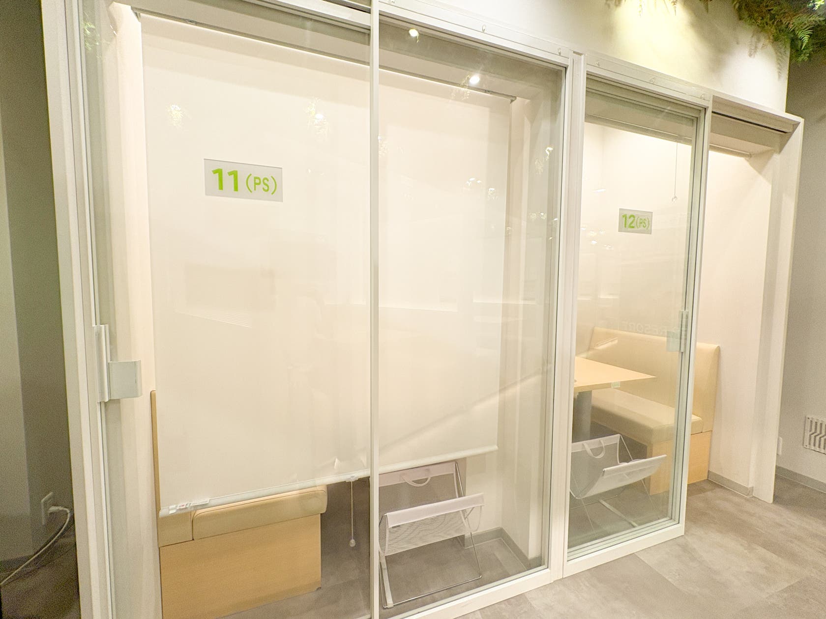 【池袋駅徒歩1分｜24時間営業｜11PSブース】防音完全個室／31.5型モニター／充電／web商談・面接・MTG・テレワーク等の写真5