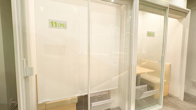 【池袋駅徒歩1分|24時間営業|11PSブース】防音完全個室/31.5型モニター/充電/web商談・面接・MTG・テレワーク等の写真5