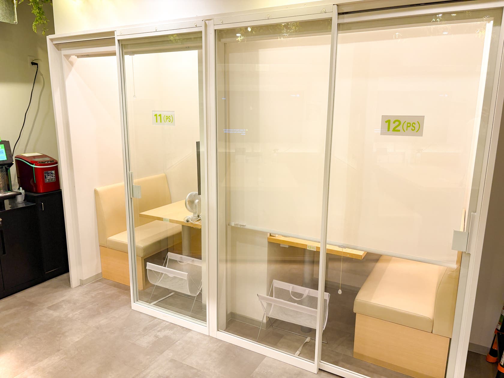 【池袋駅徒歩1分｜24時間営業｜12PSブース】防音完全個室／31.5型モニター／充電／web商談・面接・MTG・テレワーク等の写真4