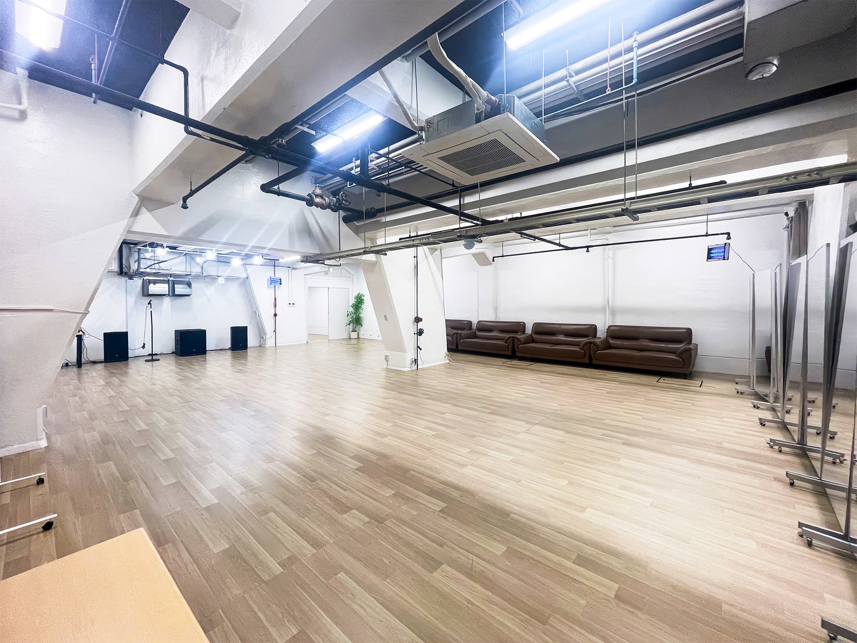 【B－グンカン・ベース】圧巻200㎡｜高音質スピーカー×プロ用音響×マイク完備｜大音量OK｜配信・イベント・ダンス対応！の写真2