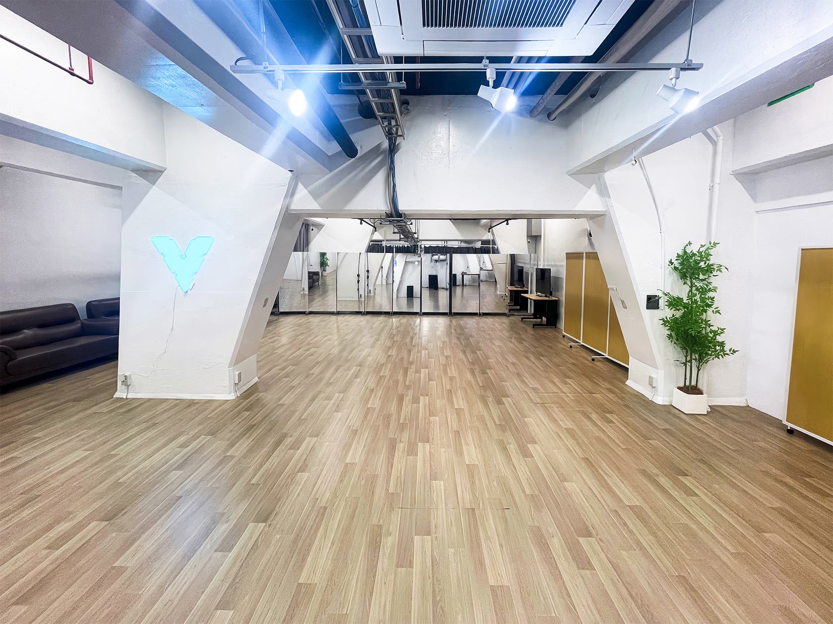 グンカン・ベース｜200㎡大型スタジオ｜卓球練習・レッスン・イベント｜音質スピーカー・プロ用音響・マイク完備｜大音量OKの写真4