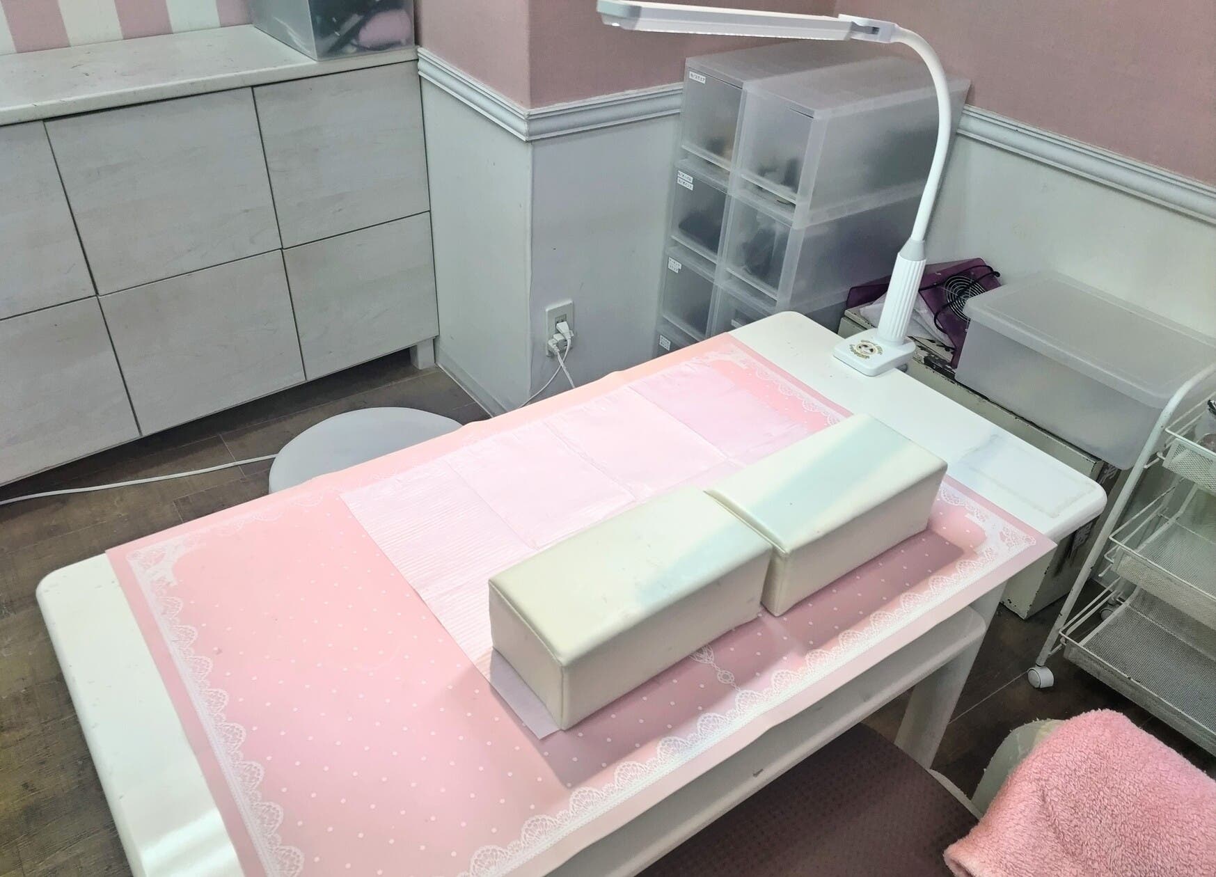 新宿駅徒歩5分☆ネイル材料·機材完備☆手ぶらで利用できるシェアサロン♪セルフネイルも◎当日予約OK！まつ毛もご相談可！の写真2