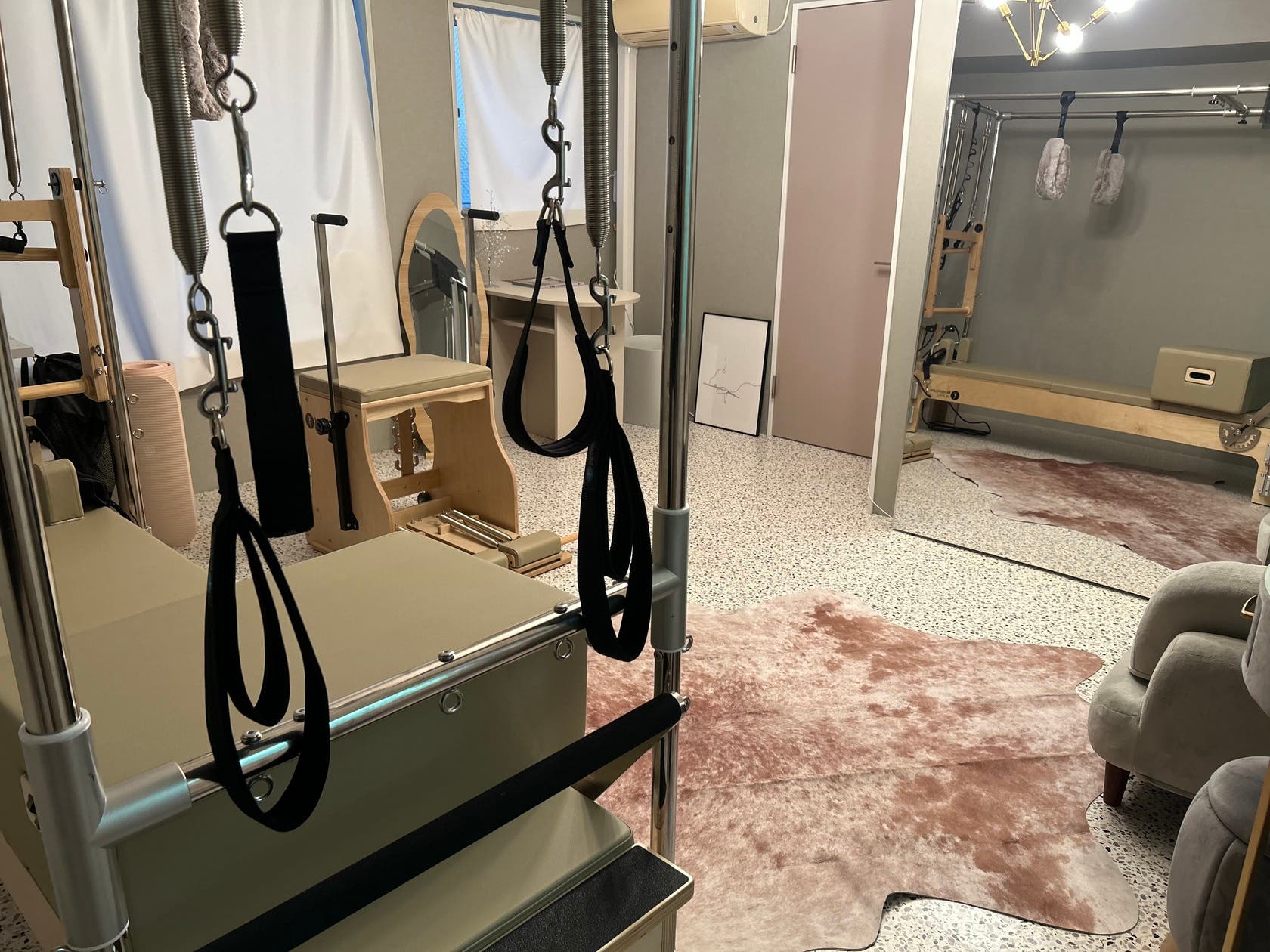 【三宮・徒歩6分】キャフォーマー＋チェア完備｜マシンピラティスレンタルスタジオ（1対1・少人数対応）の写真9