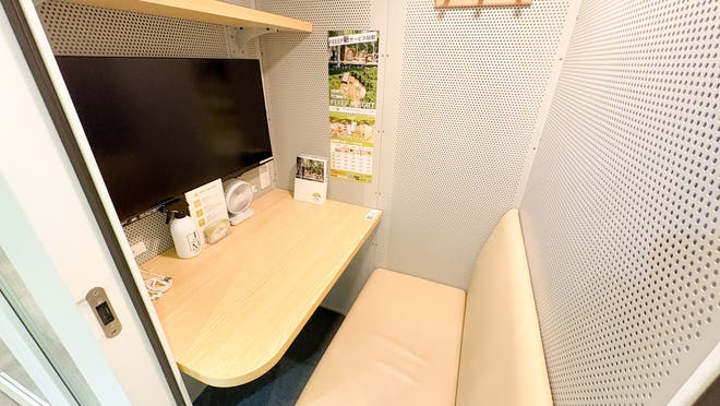 【東銀座駅徒歩3分|24時間営業|3PSブース】高速Wi-Fi/31.5型モニター/充電/web商談・面接・テレワーク等の写真1