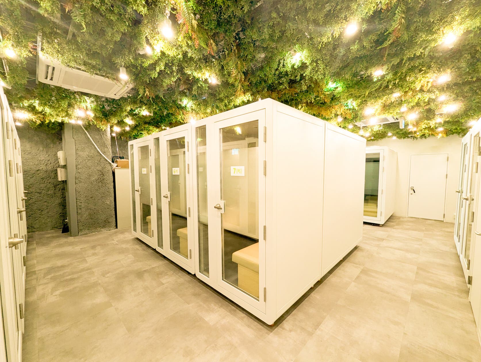 【東銀座駅徒歩3分｜24時間営業｜16PSブース】高速Wi-Fi／31.5型モニター／充電／web商談・面接・テレワーク等の写真14