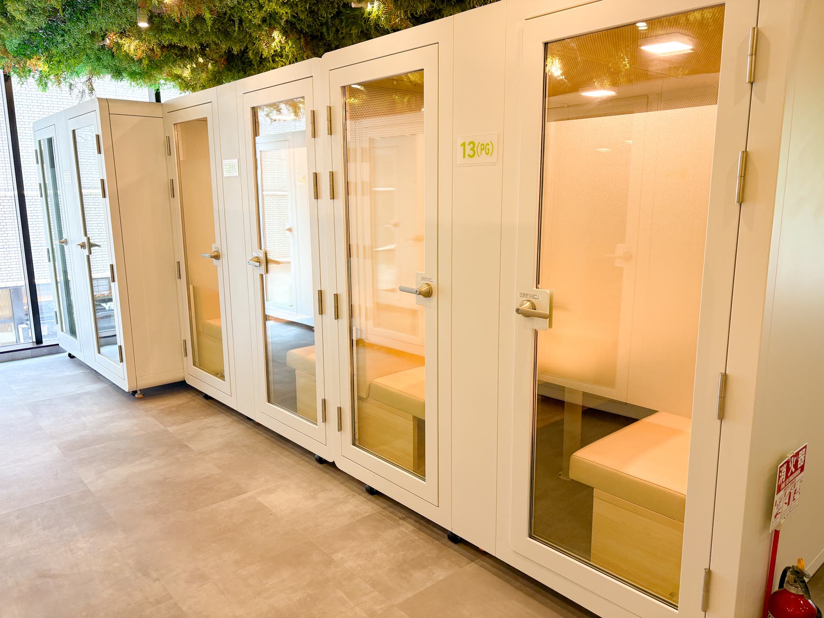 【東銀座駅徒歩3分｜24時間営業｜14PSブース】高速Wi-Fi／31.5型モニター／充電／web商談・面接・テレワーク等の写真16