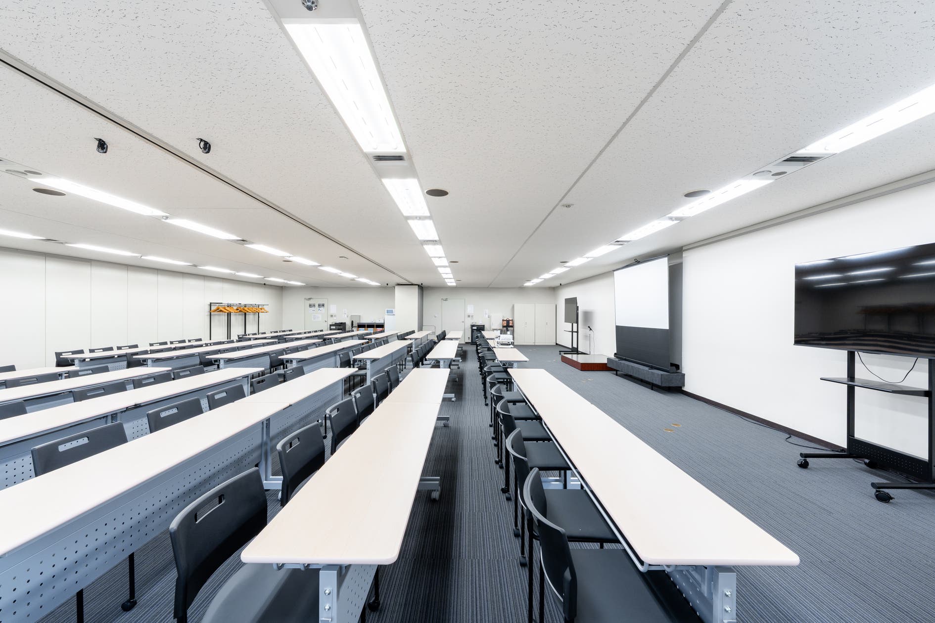 スペモ💻大通駅徒歩1分🚶会議💻ワークショップ📖勉強会👨‍🏫3画面投影可能📺845_SHIMZ WORK 札幌の写真1