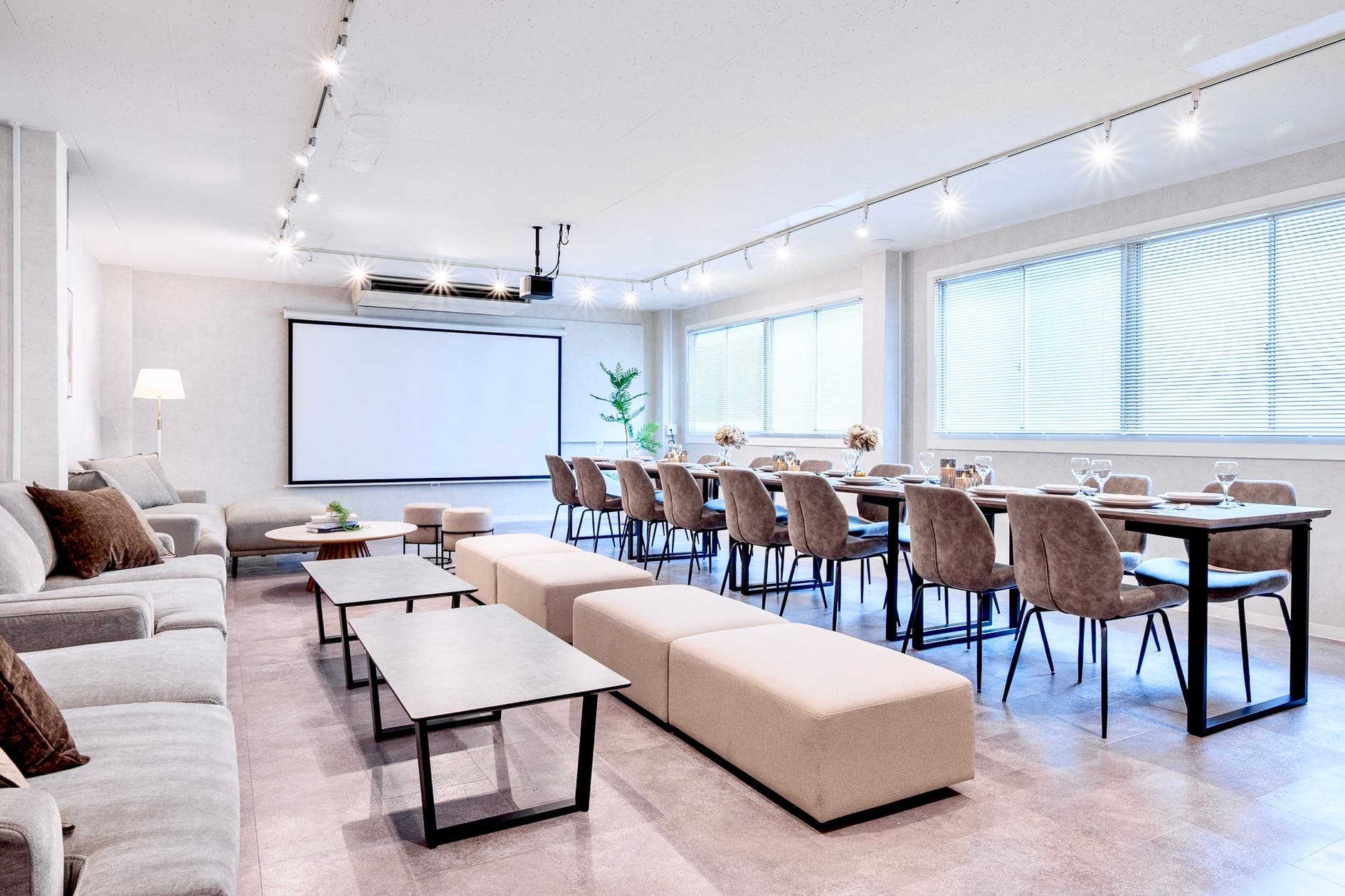 浜松町駅徒歩5分🚃最大34名着席🎉大型スクリーン&プロジェクター🎬映画・大人気ゲーム機🎮の写真1