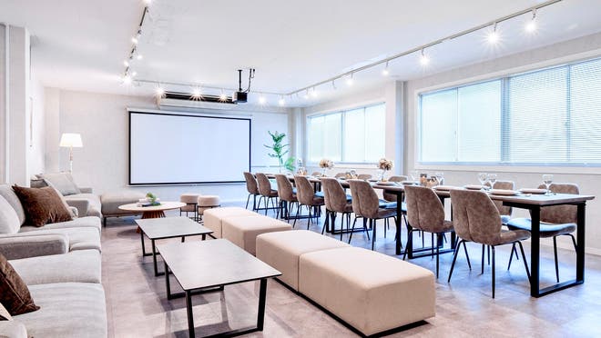 浜松町駅徒歩5分🚃最大34名着席🎉大型スクリーン&プロジェクター🎬映画・大人気ゲーム機🎮の写真1