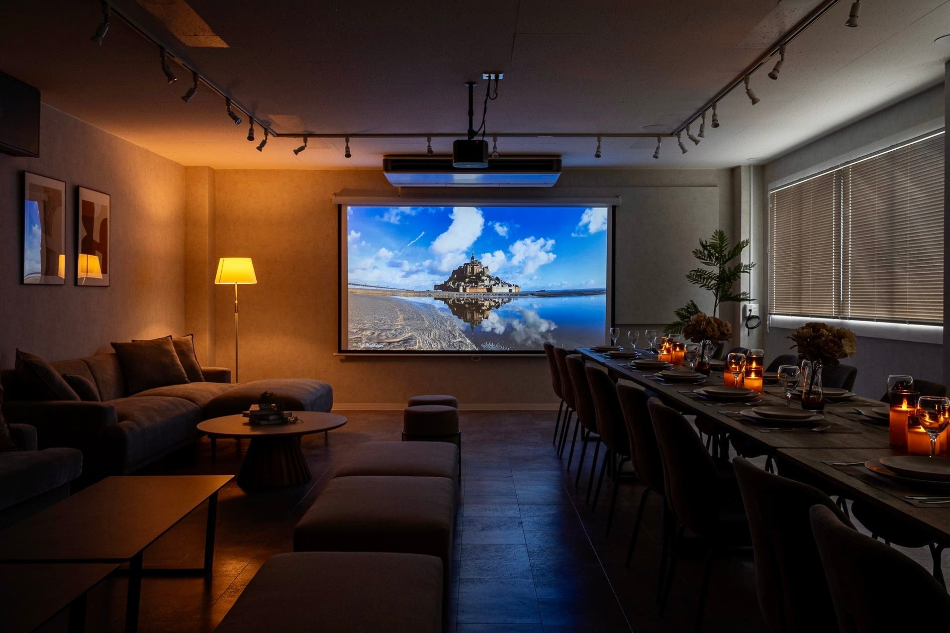 浜松町駅徒歩5分🚃最大34名着席🎉大型スクリーン&プロジェクター🎬映画・大人気ゲーム機🎮の写真4