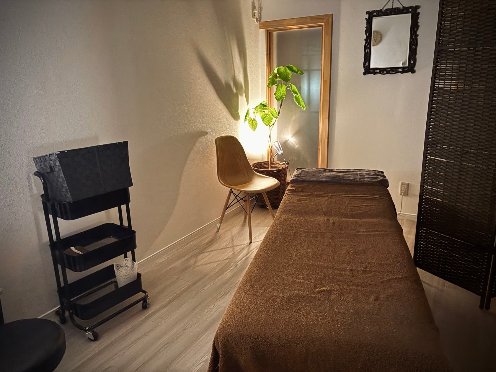 【エステルーム本館】2025.4リニューアル岩倉駅近♪駐車場有✨ブラウンを基調としたナチュラル空間☆くつろぎ空間🛜の写真1