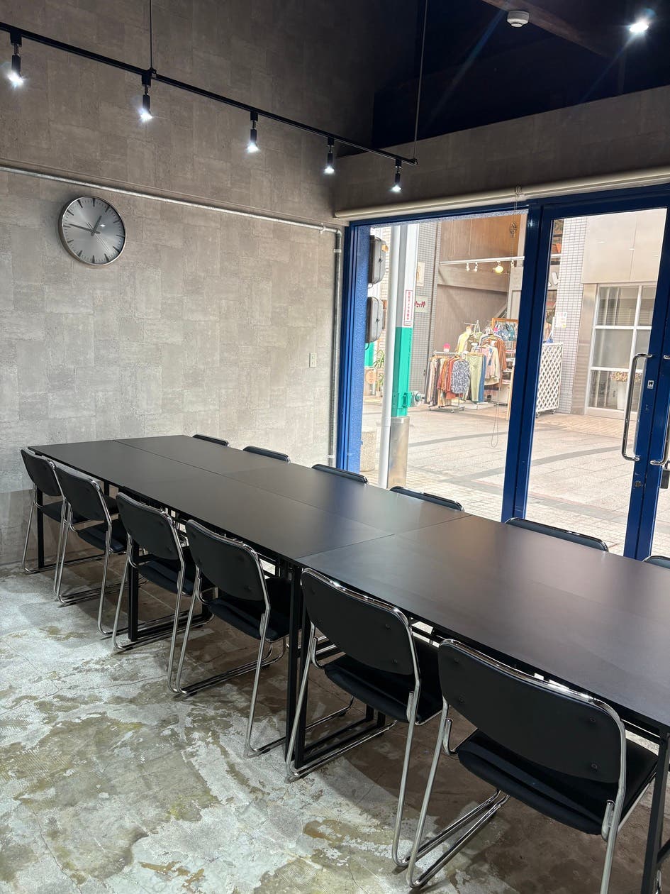 岡山駅西口徒歩5分｜75インチモニター｜最大12名｜レンタル会議室の写真1