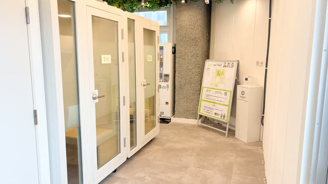 【立川駅徒歩1分|24時間営業|6PSブース】防音完全個室/31.5型モニター/充電/web商談・面接・MTG・テレワーク等の写真15