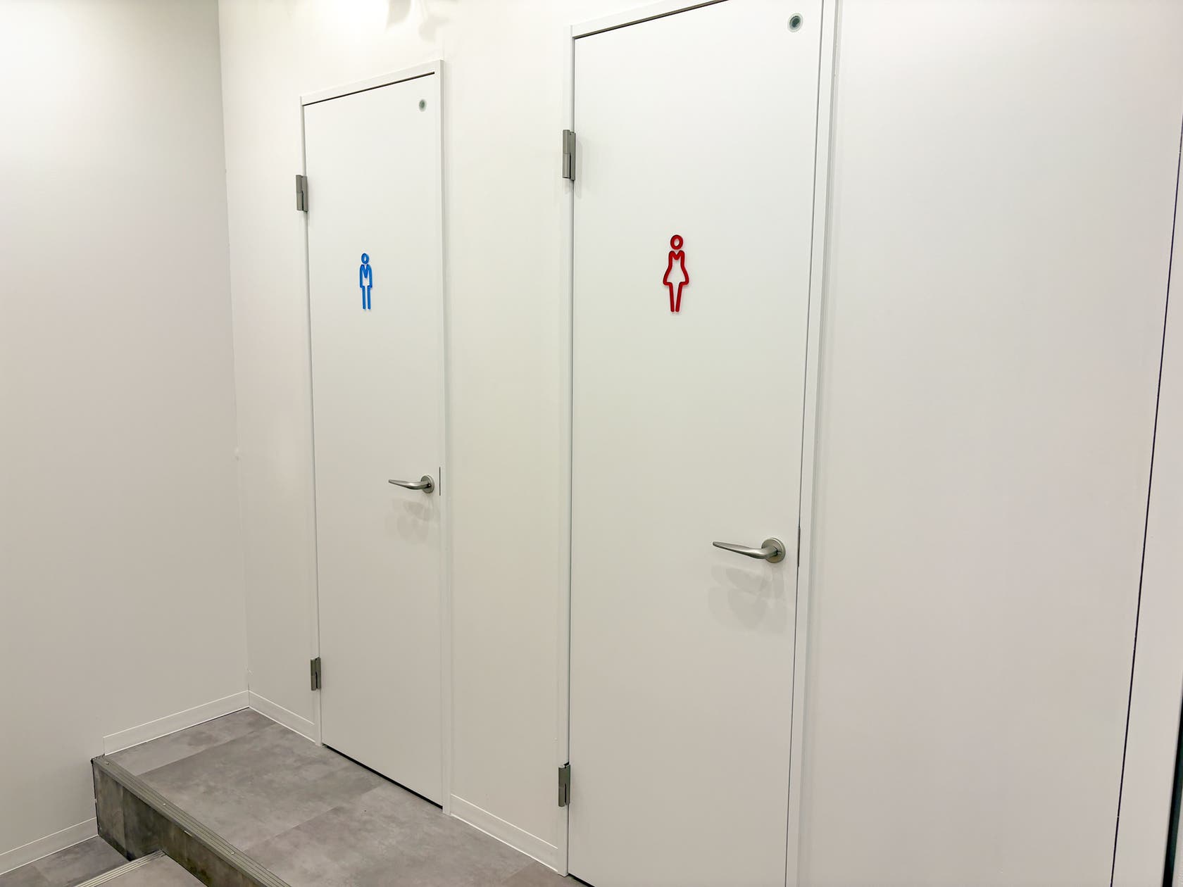 【立川駅徒歩1分｜24時間営業｜4PSブース】防音完全個室／31.5型モニター／充電／web商談・面接・MTG・テレワーク等の写真19