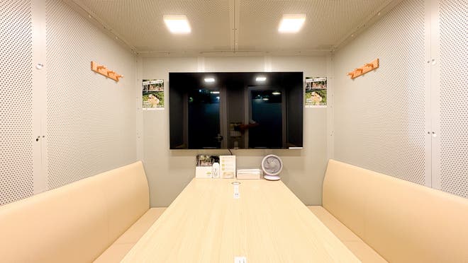 【立川駅徒歩1分|24時間営業|9PGブース】最大6名/防音完全個室/高速Wi-Fi/55型モニター/会議・商談・面接・作業等の写真1