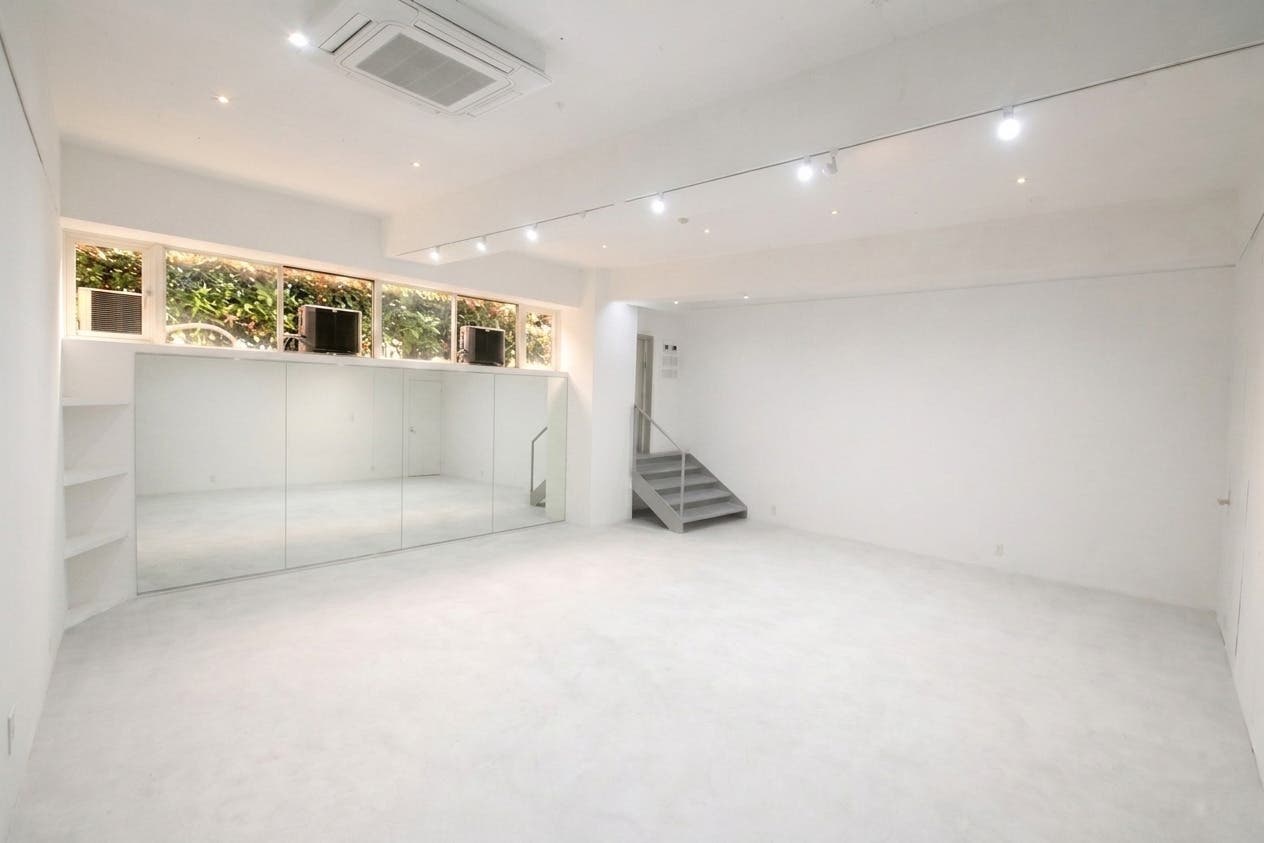 南青山・表参道駅徒歩3分／自然光◎白を基調とした天井高のギャラリースペース／展示会・ポップアップ・撮影・個展・ヨガにおすすめの写真1