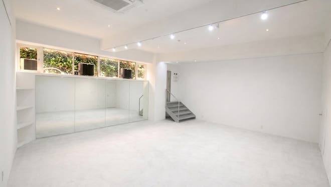 南青山・表参道駅徒歩3分/自然光◎白を基調とした天井高のギャラリースペース/展示会・ポップアップ・撮影・個展・ヨガにおすすめの写真1
