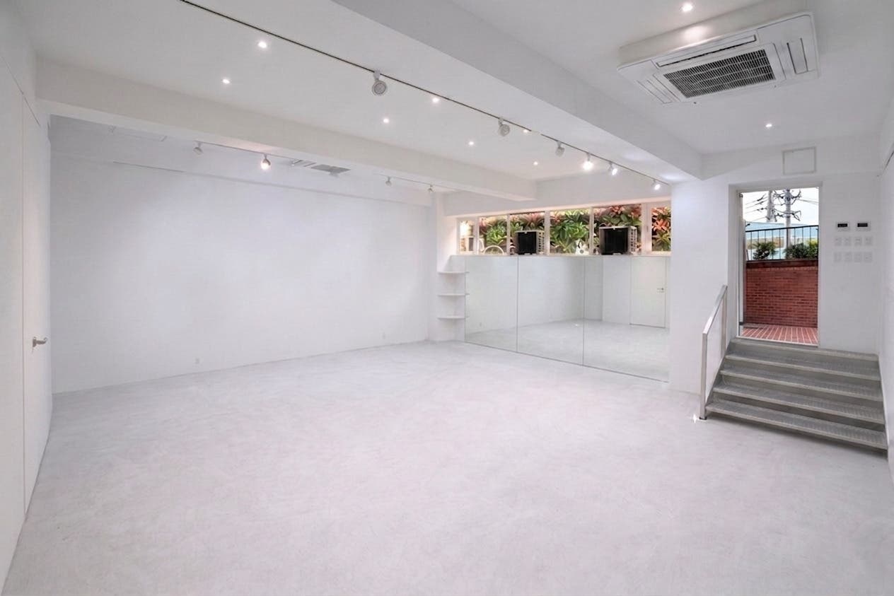 南青山・表参道駅徒歩3分／自然光◎白を基調とした天井高のギャラリースペース／展示会・ポップアップ・撮影・個展・ヨガにおすすめの写真2