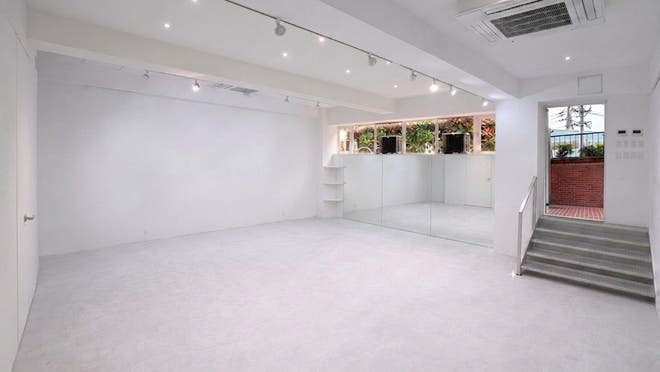 南青山・表参道駅徒歩3分/自然光◎白を基調とした天井高のギャラリースペース/展示会・ポップアップ・撮影・個展・ヨガにおすすめの写真2