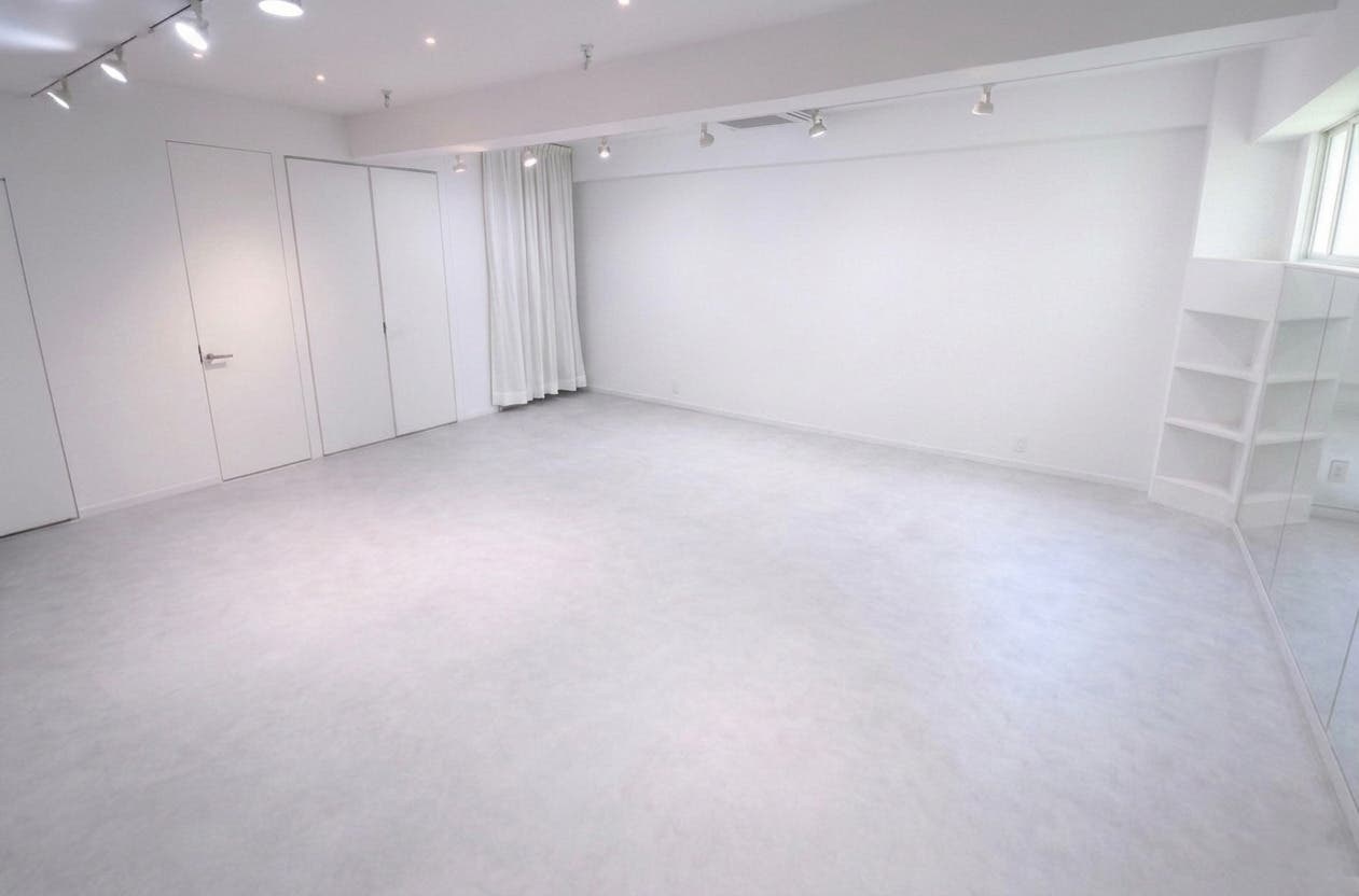 南青山・表参道駅徒歩3分／自然光◎白を基調とした天井高のギャラリースペース／展示会・ポップアップ・撮影・個展・ヨガにおすすめの写真4