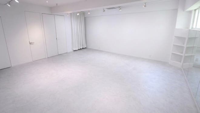 南青山・表参道駅徒歩3分/自然光◎白を基調とした天井高のギャラリースペース/展示会・ポップアップ・撮影・個展・ヨガにおすすめの写真4