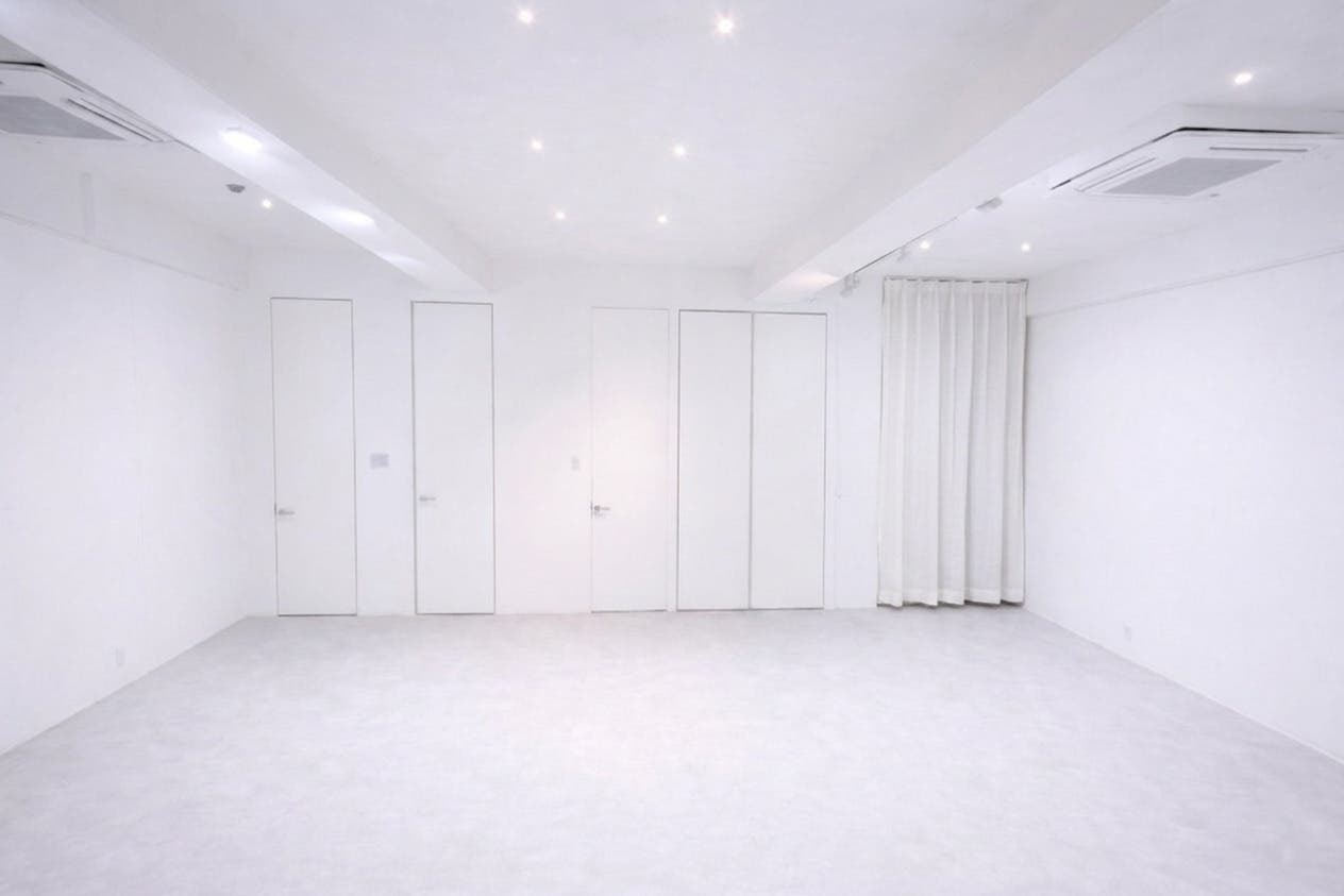 南青山・表参道駅徒歩3分／自然光◎白を基調とした天井高のギャラリースペース／展示会・ポップアップ・撮影・個展・ヨガにおすすめの写真6