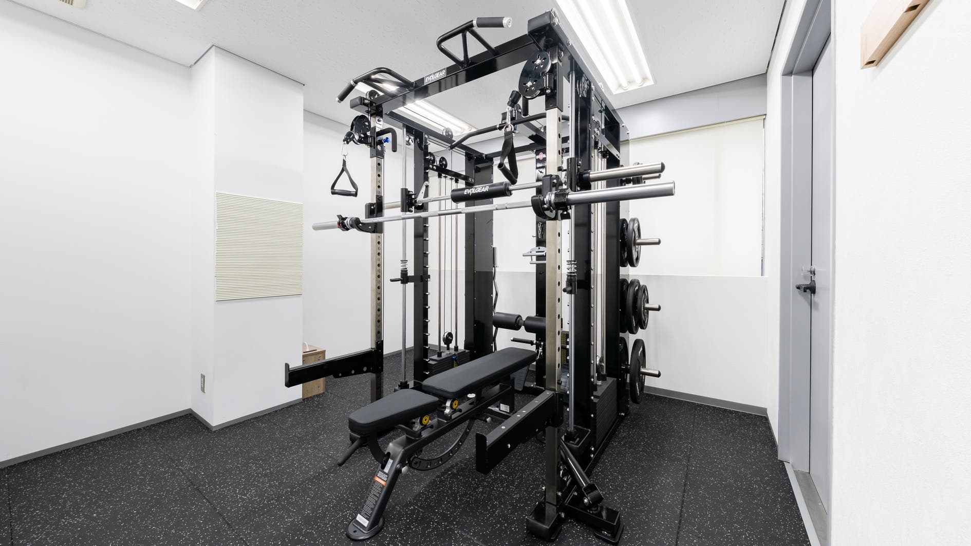 【池袋駅南口5分】1日1回スタッフ完全清掃のハイクオリティレンタルジムの写真1