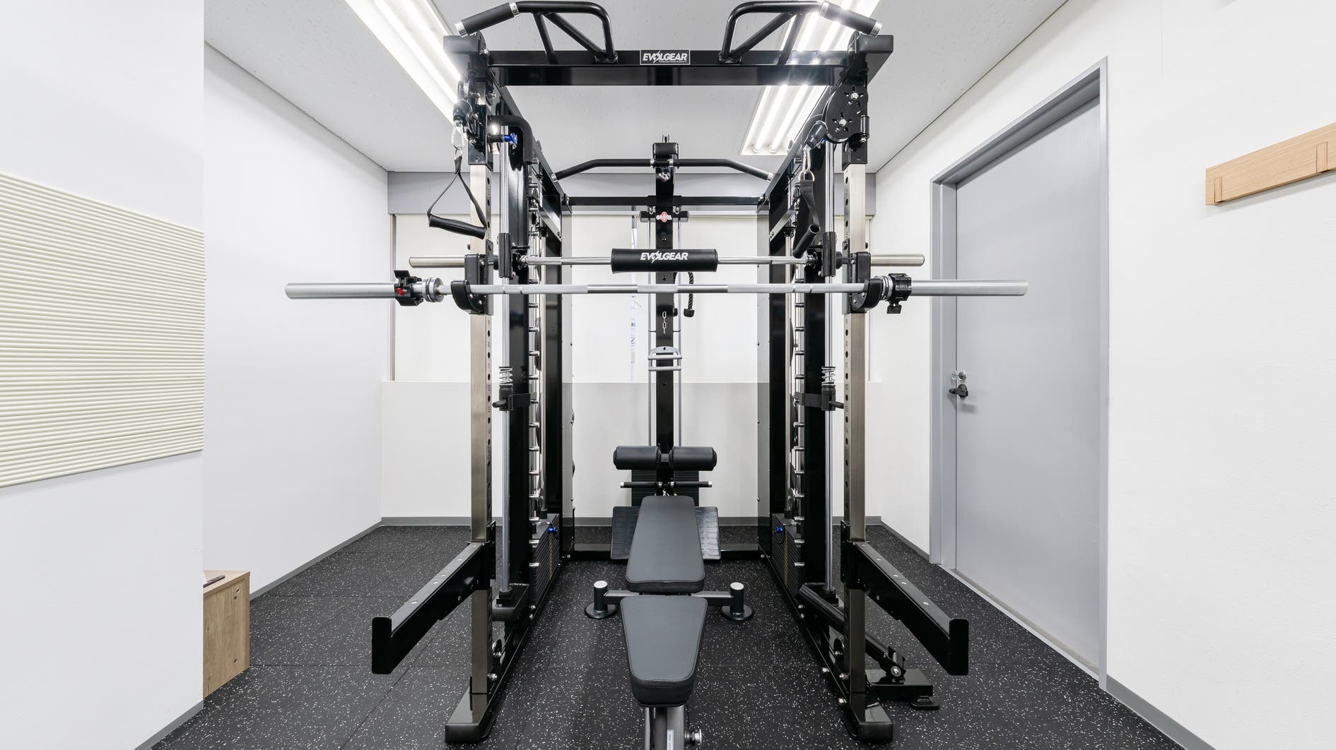 【池袋駅南口5分】1日1回スタッフ完全清掃のハイクオリティレンタルジムの写真2