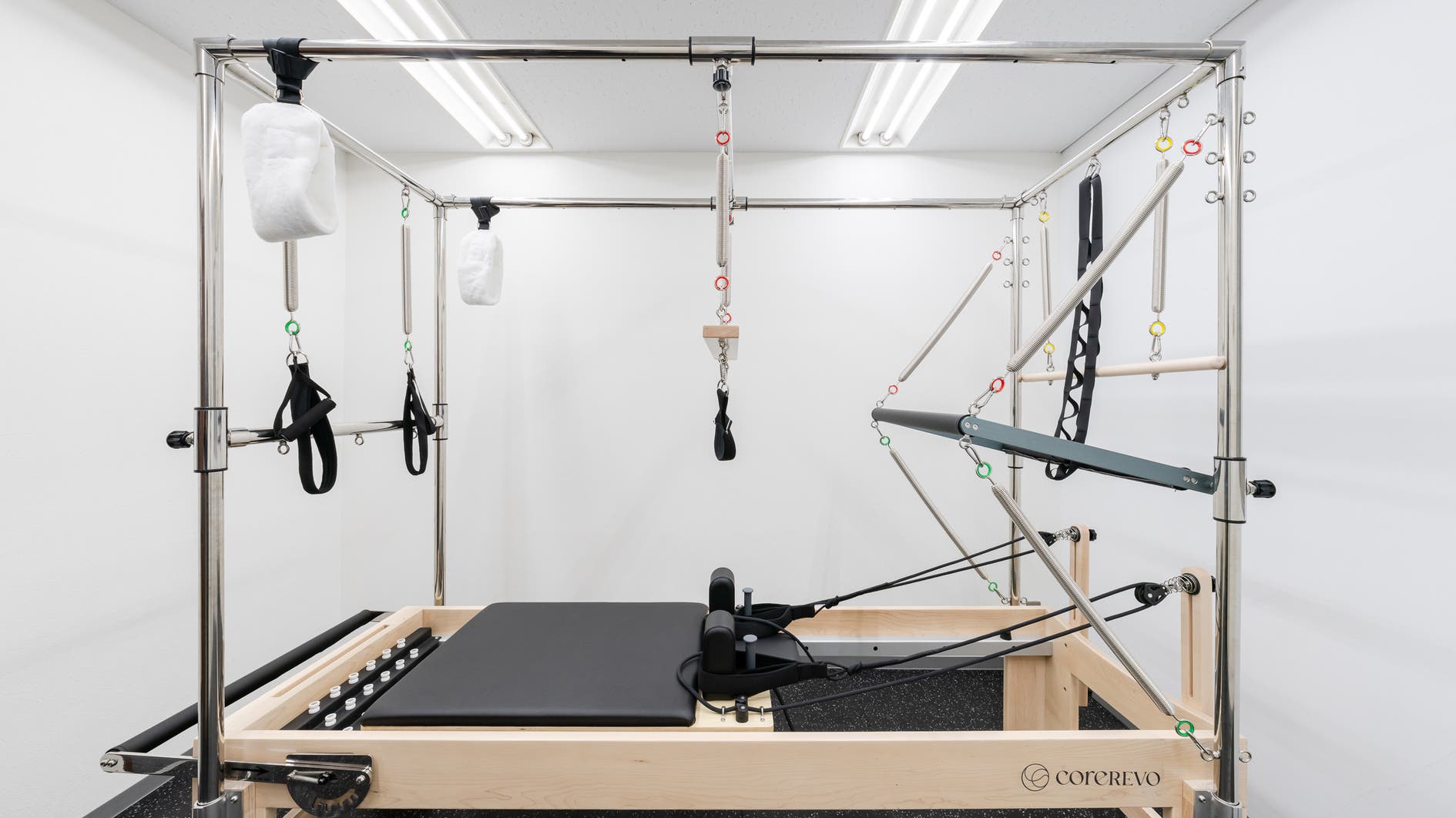 【池袋駅南口5分】駅近＆備品充実！最高品質な”マシン”ピラティススタジオの写真3