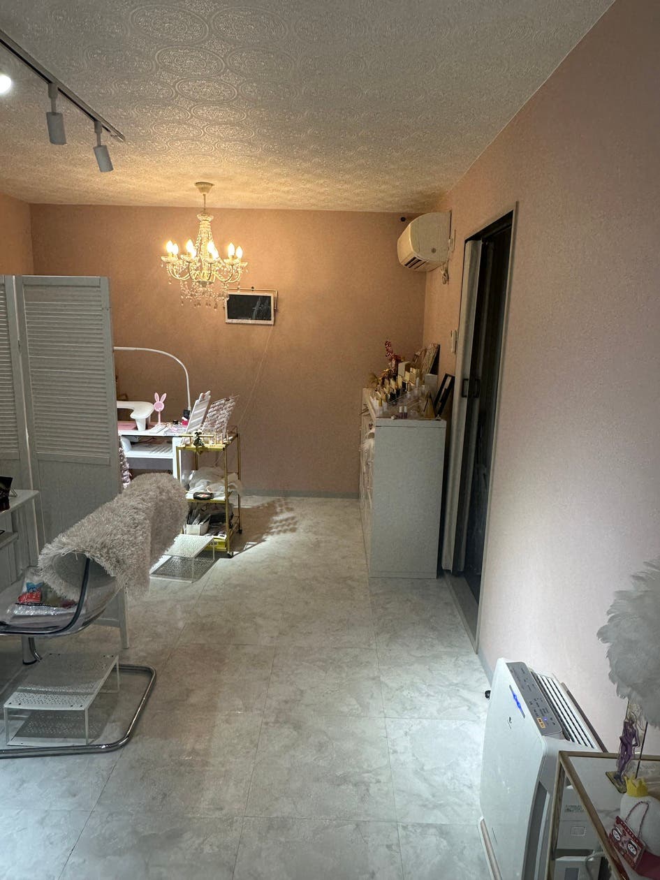 代々木上原駅から徒歩３分！白とピンクを基調としたおしゃれなシェアサロンの写真1