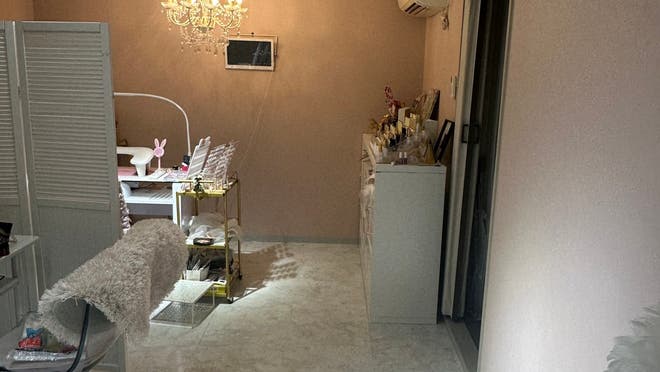 代々木上原駅から徒歩3分!白とピンクを基調としたおしゃれなシェアサロンの写真1