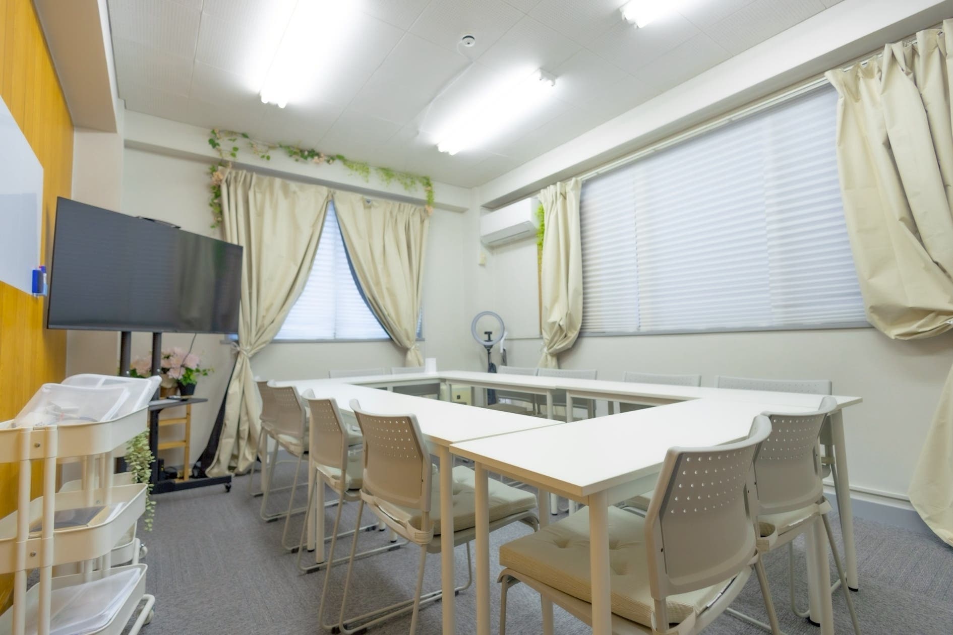 大手町A２🚶‍♀️神田駅西口🚶‍♀️3分🍀12名(＋４名）🍀 会議/勉強会/ボードゲーム/研修/設備無料✨1日プラン✨の写真1