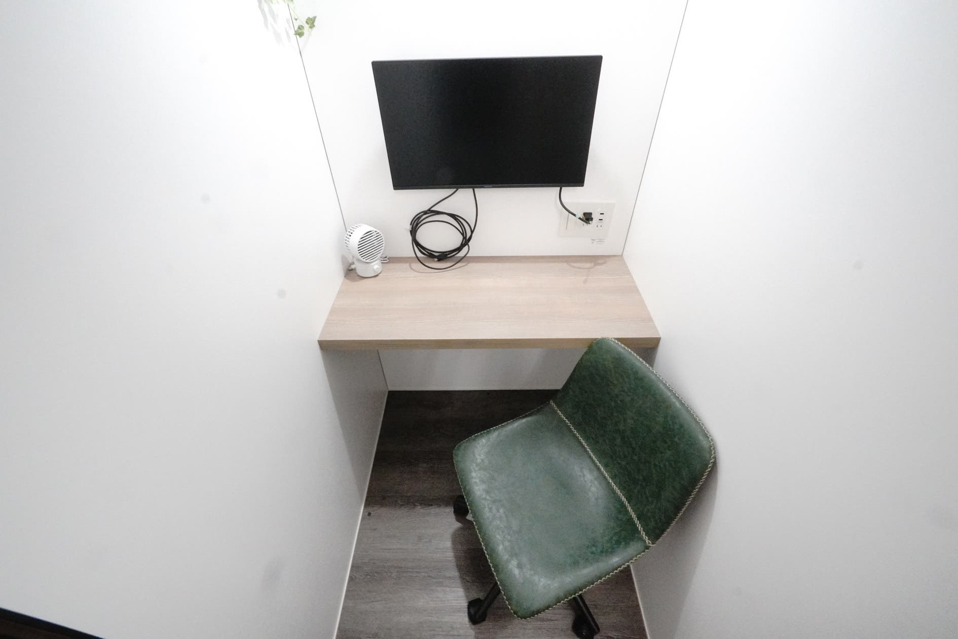 ＜SpemaBOX_渋谷神南一丁目No.2＞1人用個室🚪光回線Wi-Fi📶電源🔌モニター🖥️テレワーク/オンライン会議の写真3