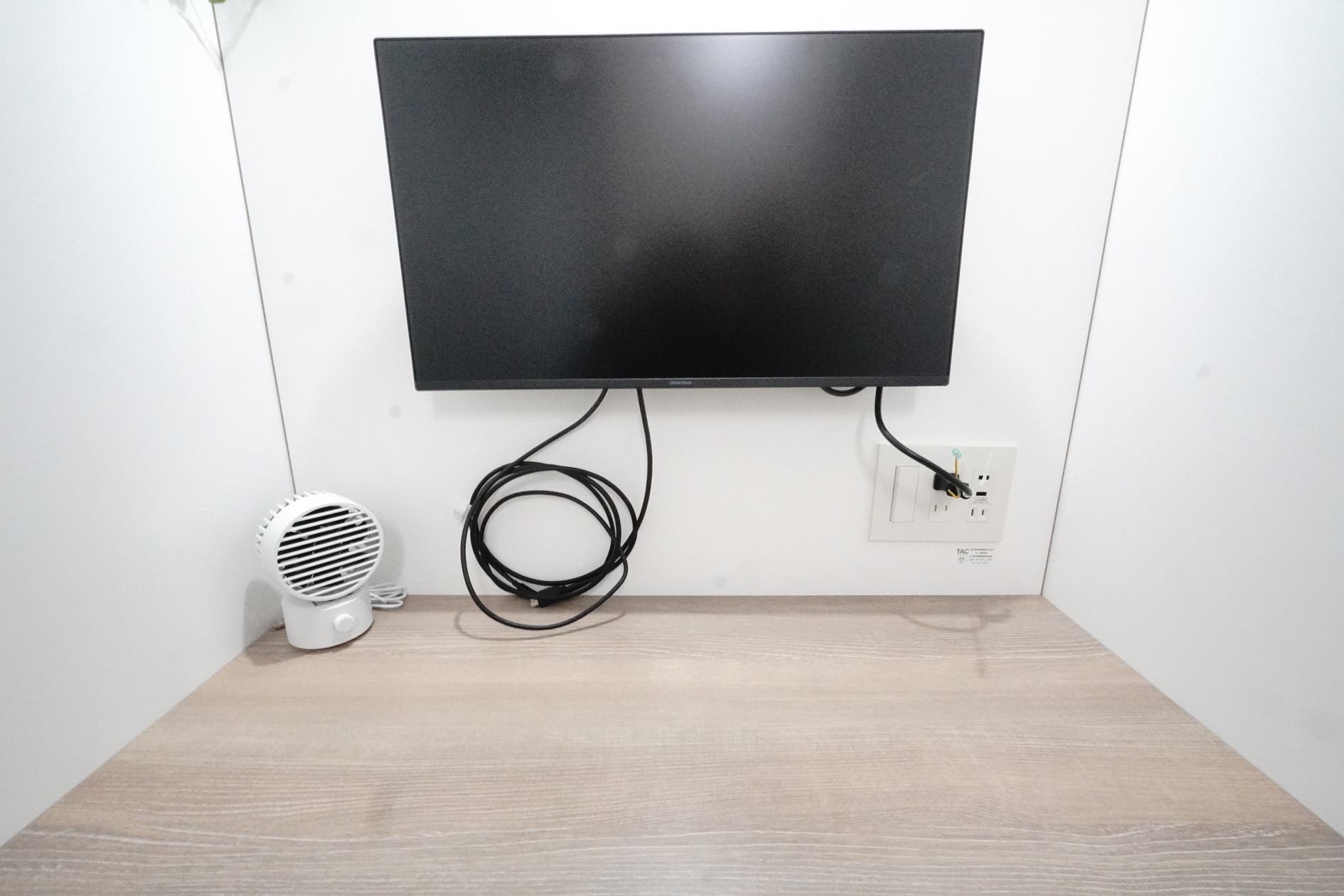 ＜SpemaBOX_渋谷神南一丁目No.2＞1人用個室🚪光回線Wi-Fi📶電源🔌モニター🖥️テレワーク/オンライン会議の写真2